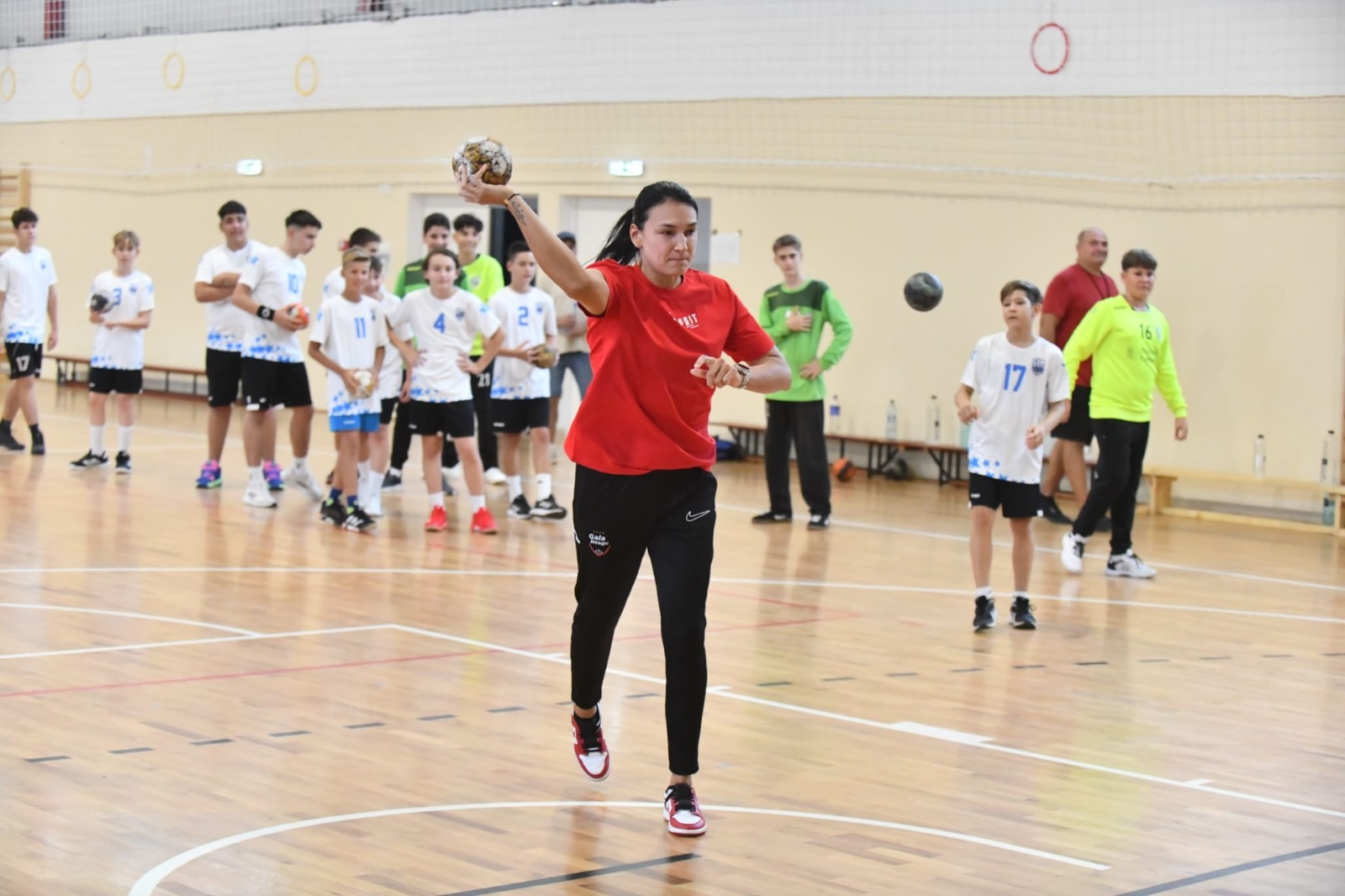 Baza sportivă „Cristina Neagu”, cea mai mare dintr-o școală, deschisă ...